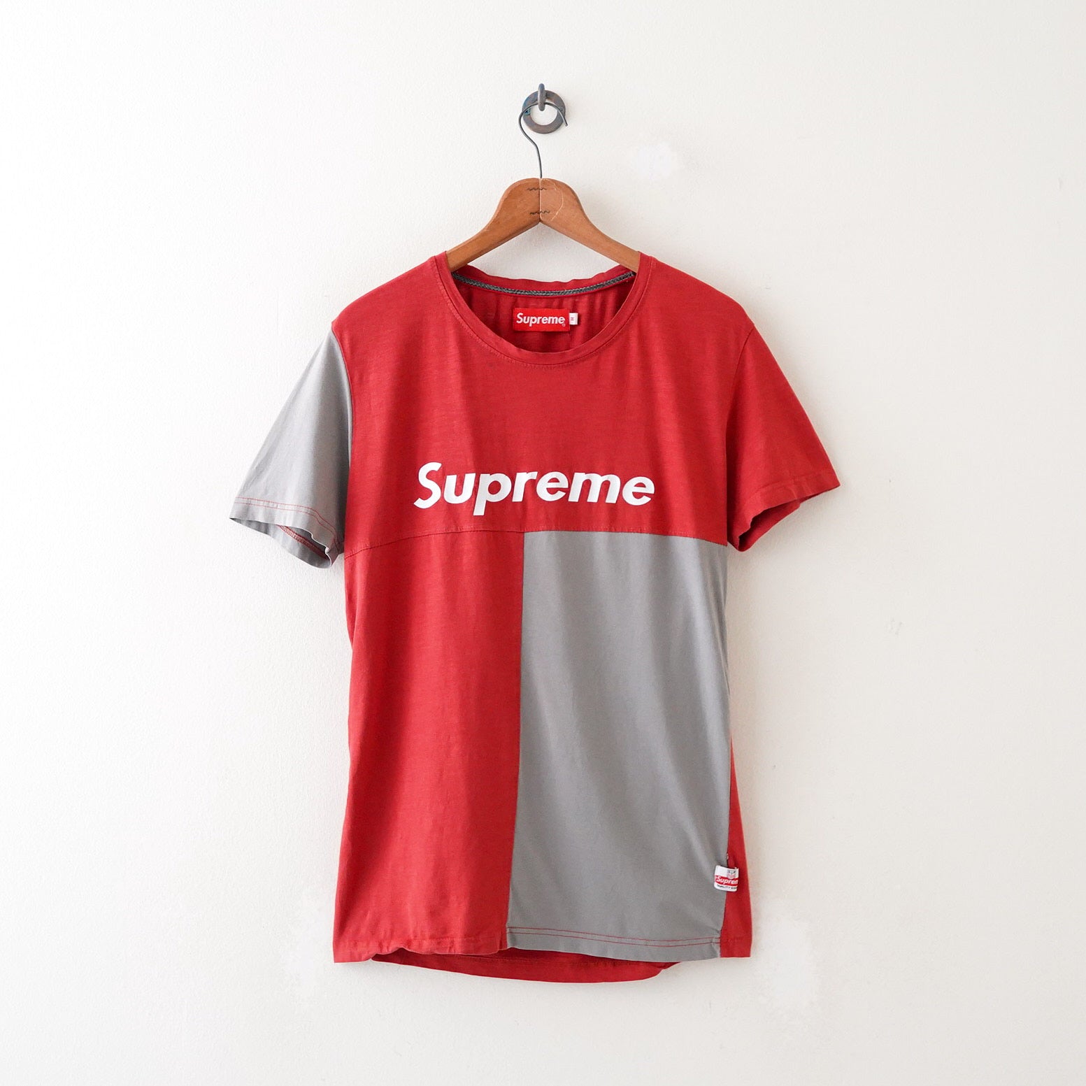 Supreme logo tee – NEVER KNOWS